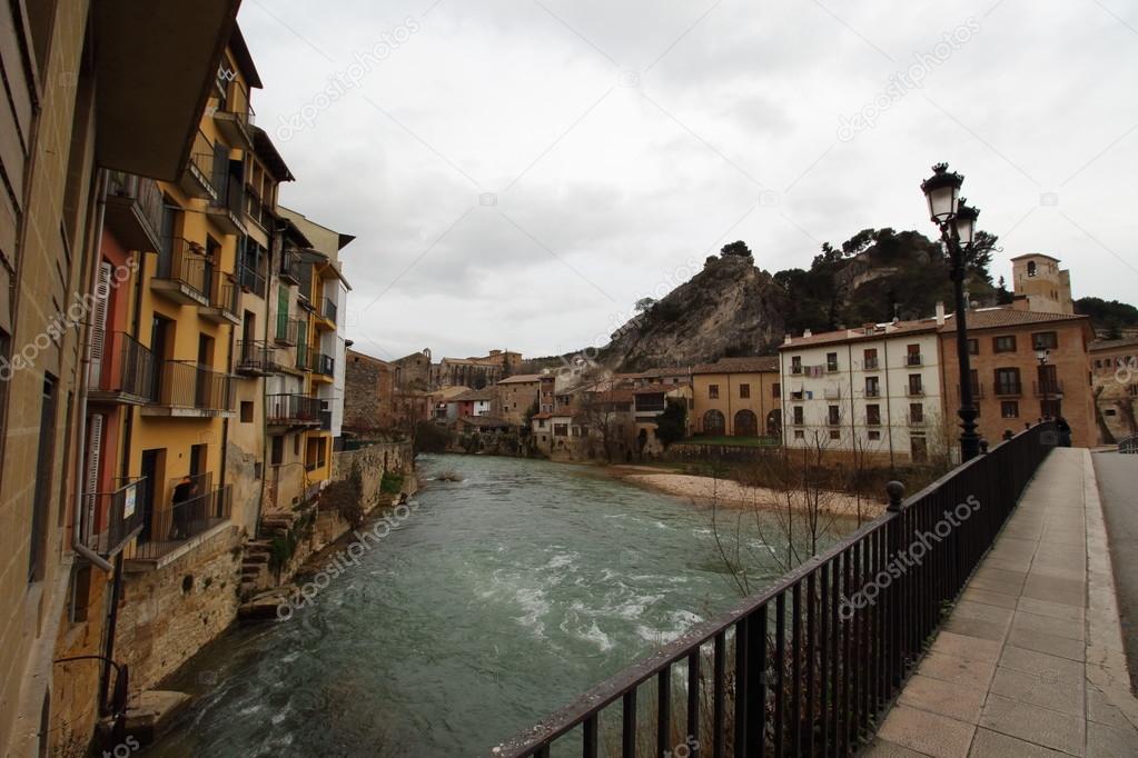 Vista principal del río Ega y edificios medievales antiguos en su ...