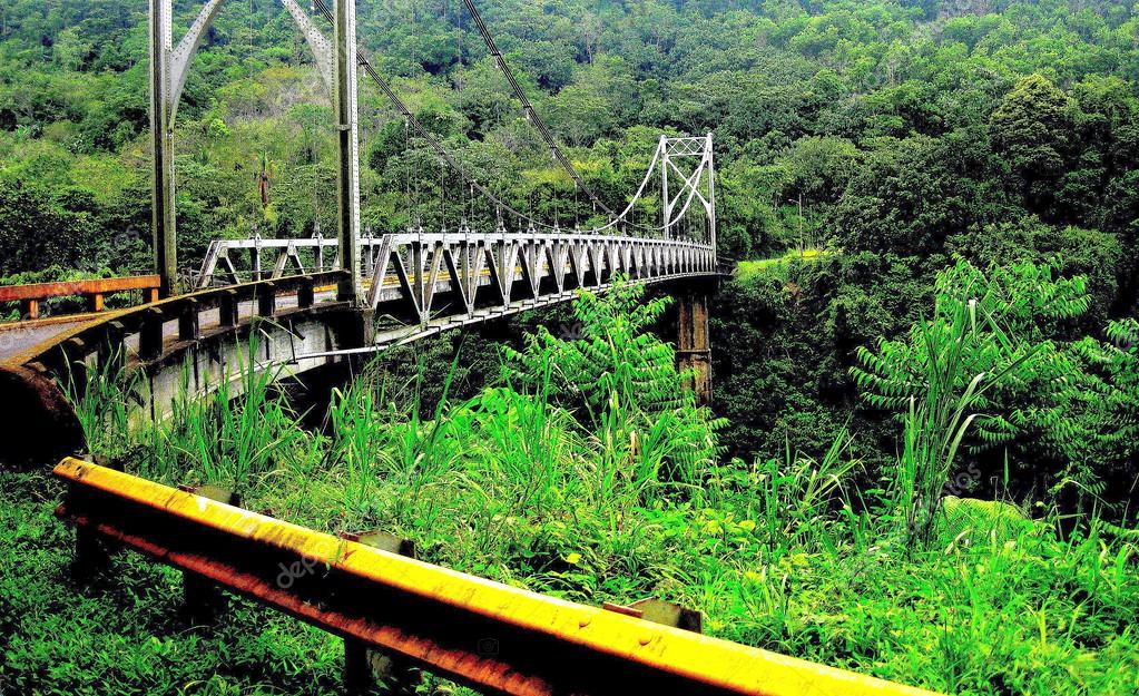 Puente metálico en el camino al Volcán Arenal y La Fortuna, Costa Rica ...