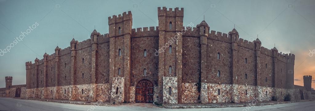 Arquitectura moderna en el estilo gótico medieval 2023