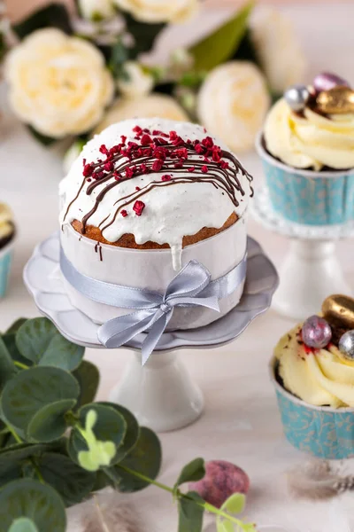 Spring Easter cake with white icing and sugar decor, easter cupcakes ...