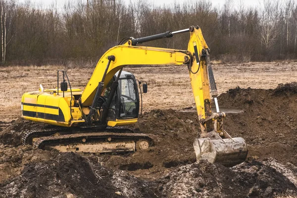 Trabajador de la construcci n en un equipo de excavadora de orugas cava ...