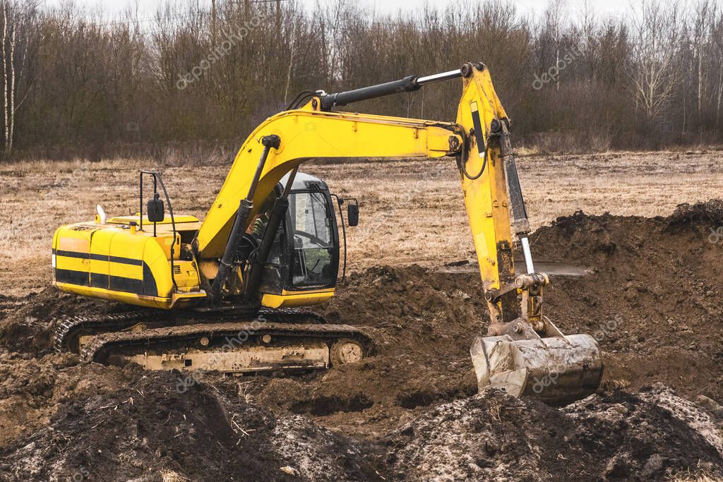 Trabajador de la construcci n en un equipo de excavadora de orugas cava ...