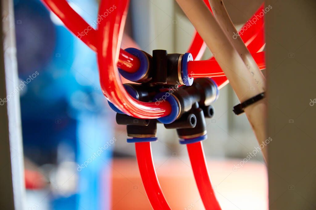 tubos del sistema neumático conectados a la camiseta y cilindros ...