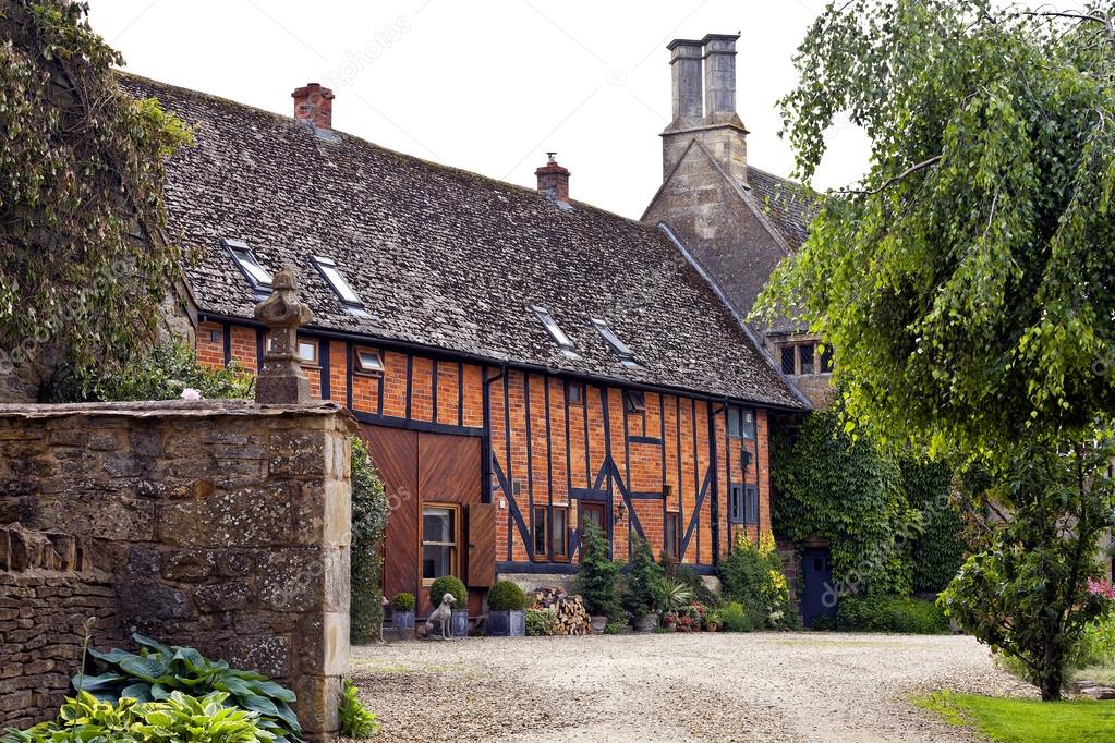 Old English manor house courtyard in summer — Stock Photo © Yolfran ...