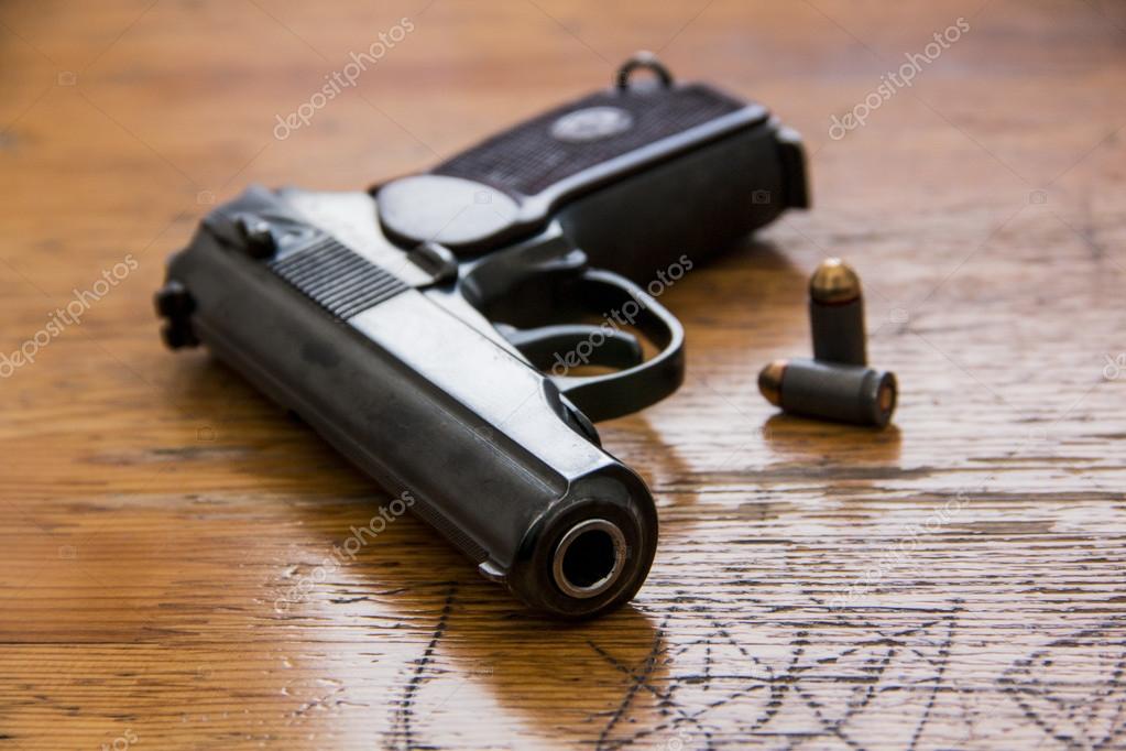 Pistola armada rusa sobre una mesa de madera 2023