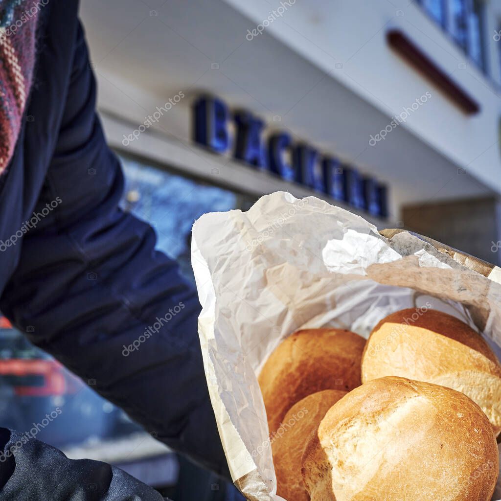 Ver en una bolsa de papel abierta con bollos frescos que se sostiene en ...