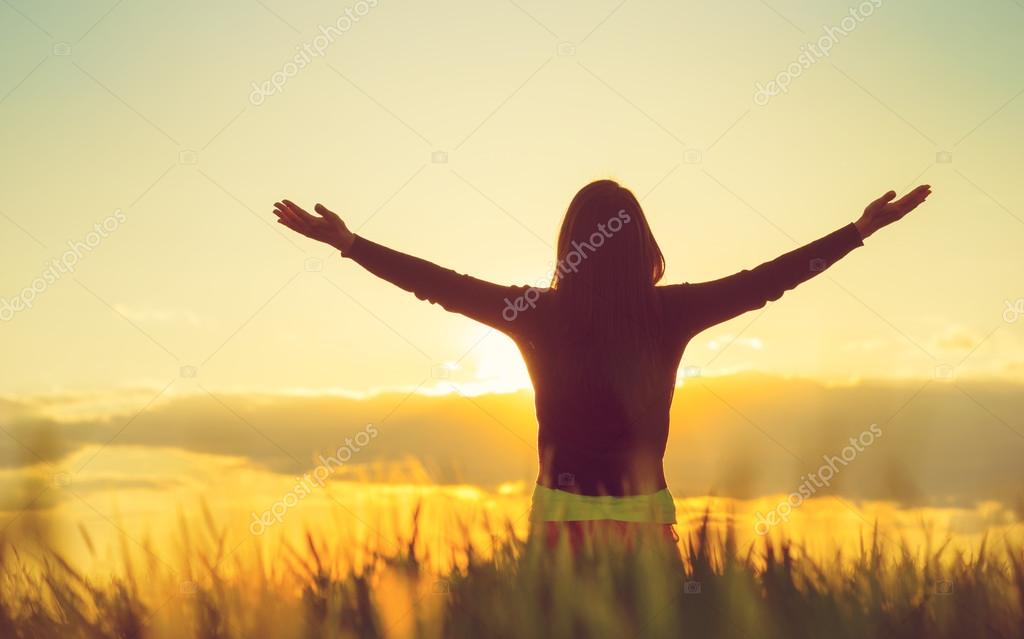 Woman feeling free in a beautiful natural setting. — Stock Photo ...