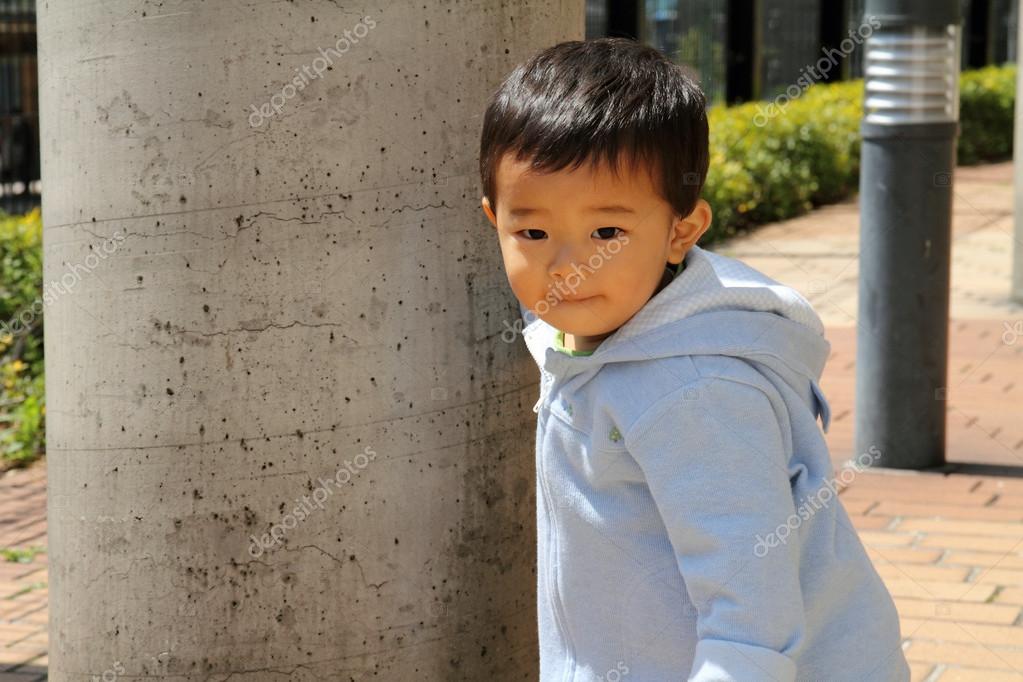 Japanese boy hiding behind the pole (1 year old) — Stock Photo © ziggy ...