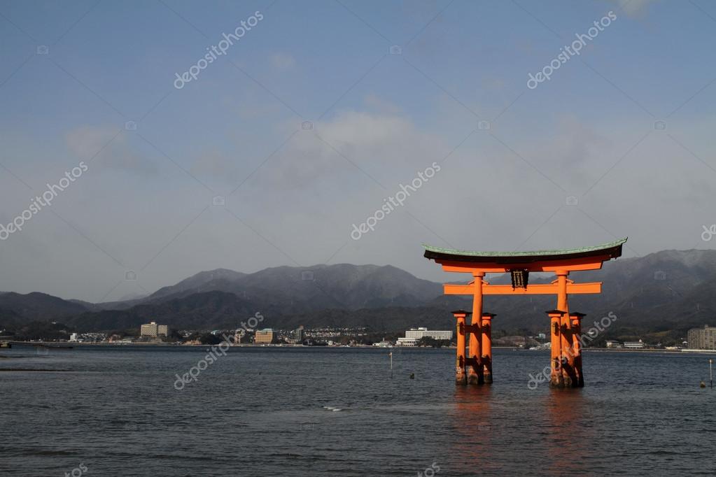 Floating gate of Itsukushima Shrine in Miyajima, Hiroshima, Japan ...