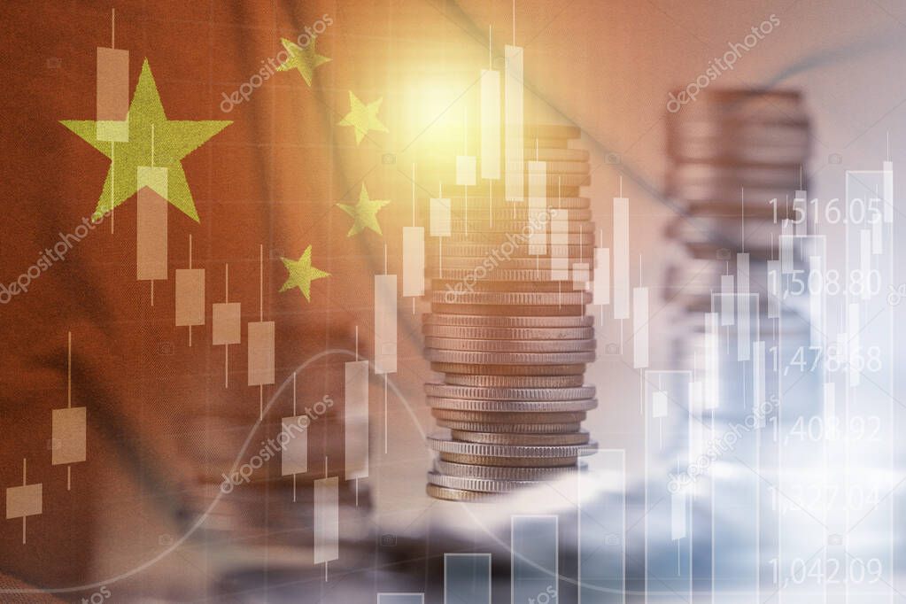 Doble exposici n de la bandera de China, amontonamiento de monedas y gr ...