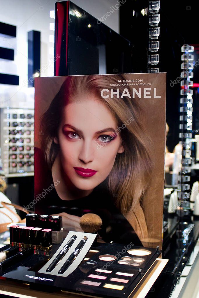 CIUDAD DE MÉXICO - 9 de septiembre de 2014: Clase de maquillaje Chanel ...