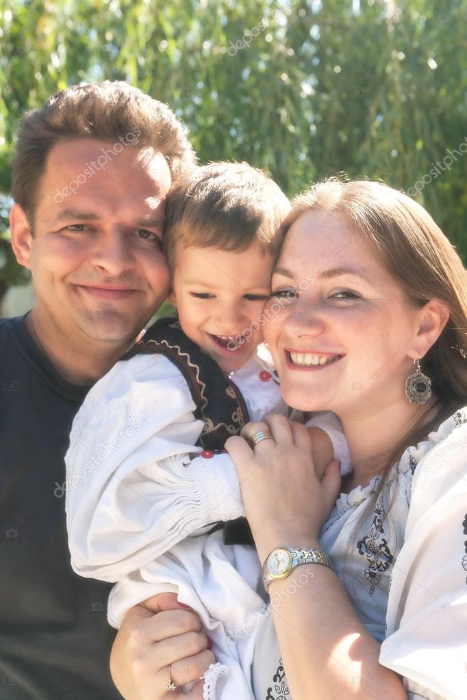 Retrato de un niño campesino feliz con sus padres 2022
