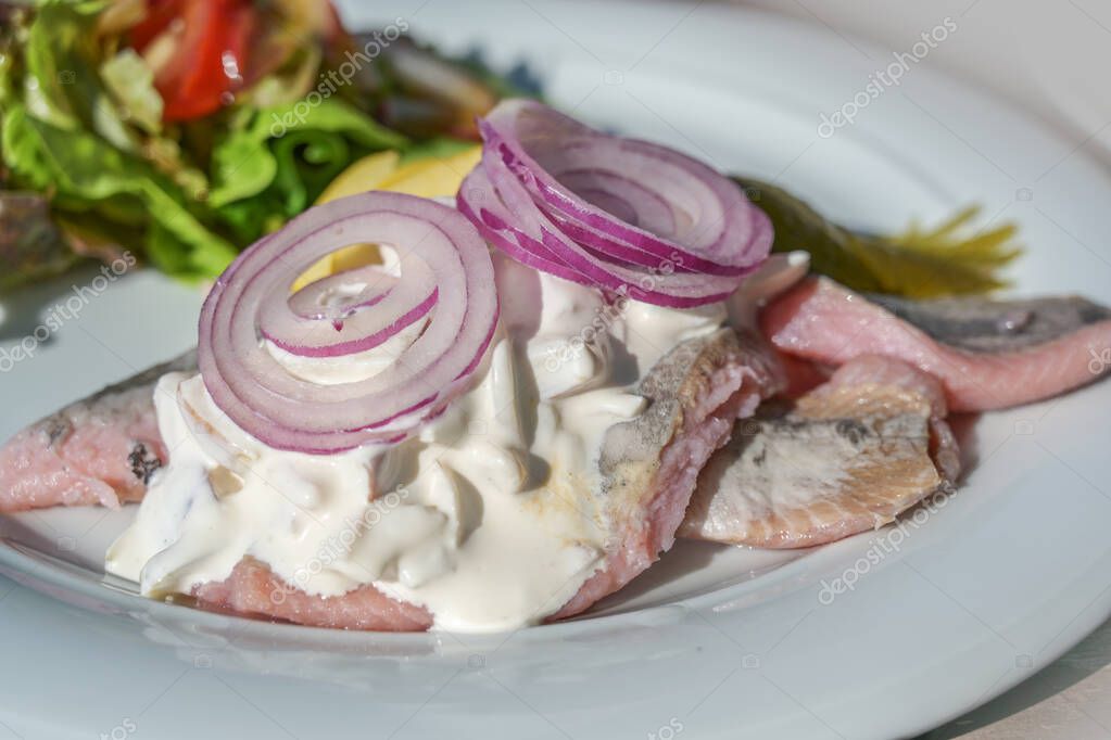 Filete de arenque joven salado también llamado soused con manzanas y ...