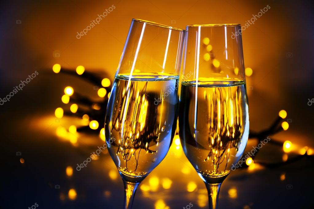 Two champagne flutes clink glasses at Christmas or New Year's p — Stock ... Two champagne flutes clink glasses at Christmas or New Year's p — Stock ...