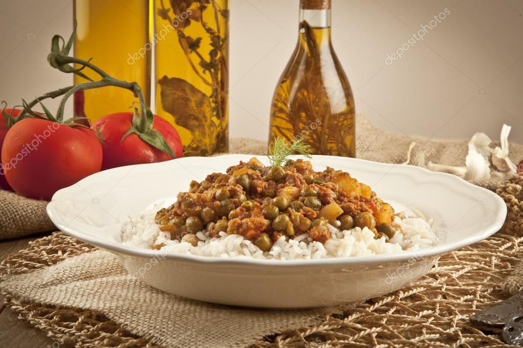 Traditionele Turkse rijst pilaf met vlees en groenten pea in witte ...