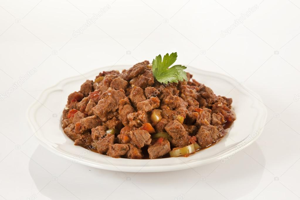 Carne Saute Turco Et sote aislado fondo blanco 2022