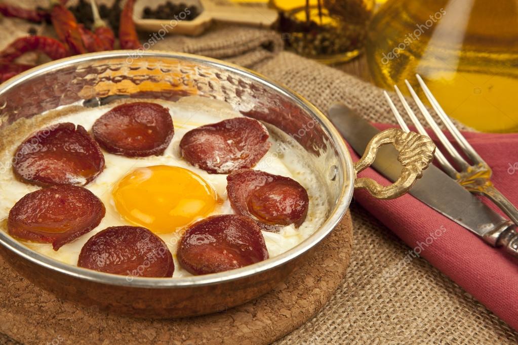 Saucisse turque (sucuk) et oeuf — Photo #55742119