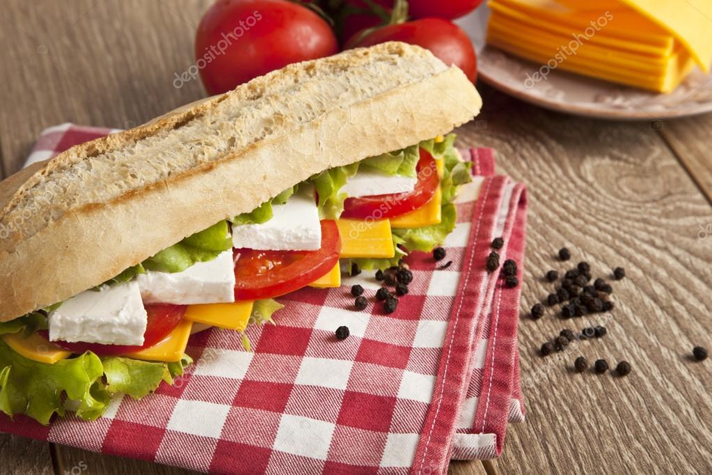 Diferentes tipos de sándwich de queso y tomates con fondo conceptual 2024