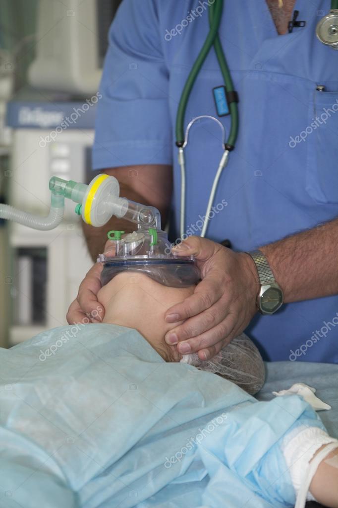 Anestesiólogo hace anestesia general 2024