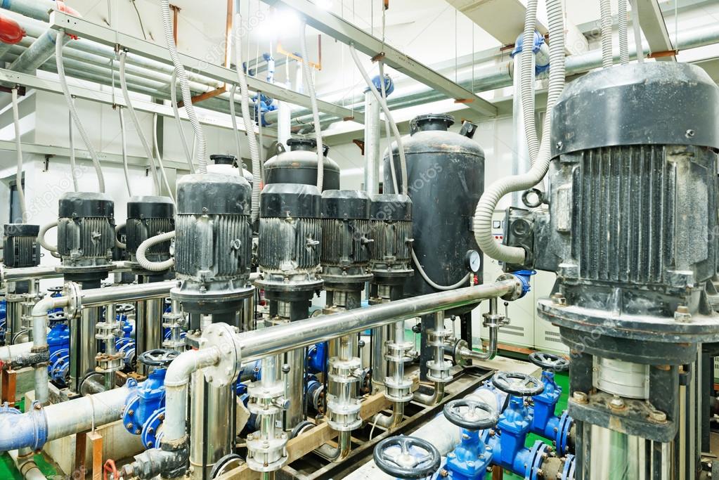 Equipos, cables y tuberías que se encuentran en el interior de la ...