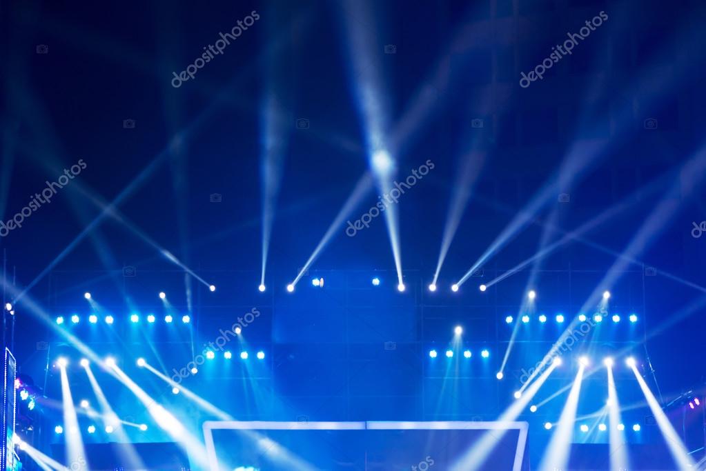 Multiple spotlights on a theatre stage lighting rig — Stock Photo ...