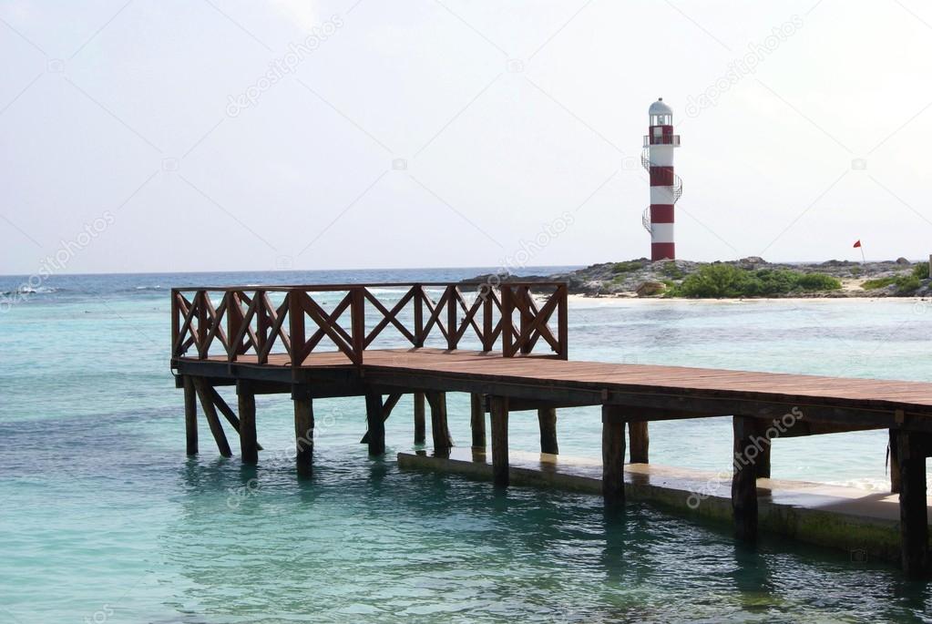 Faro y puente de playa, Cancún, México 2023