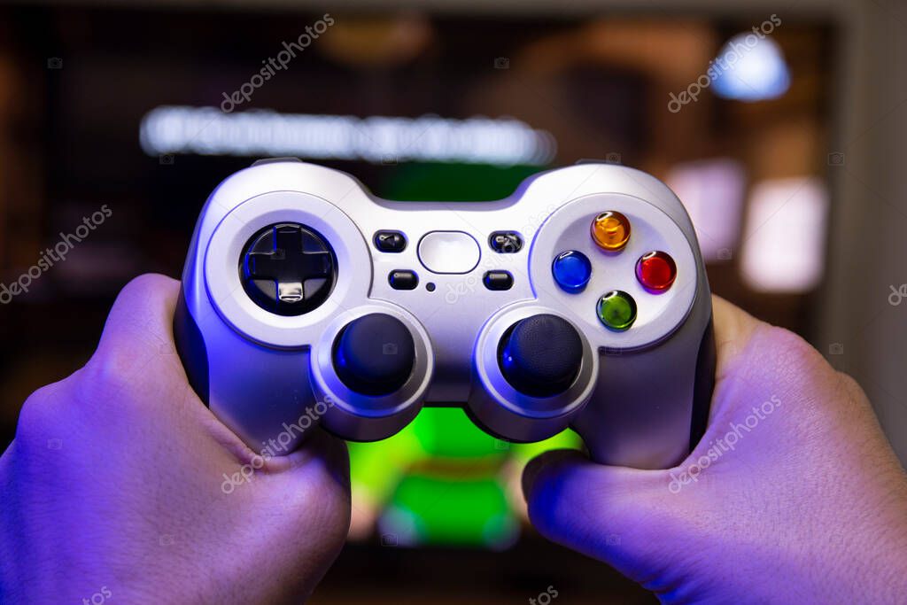 Primer plano de las manos de un hombre sosteniendo un controlador de ...