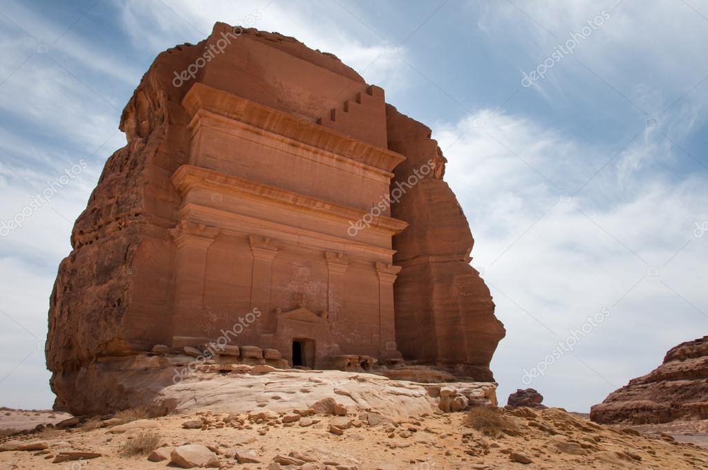 Tumba nabatea en el yacimiento arqueológico de Madaín Saleh, Arabia ...