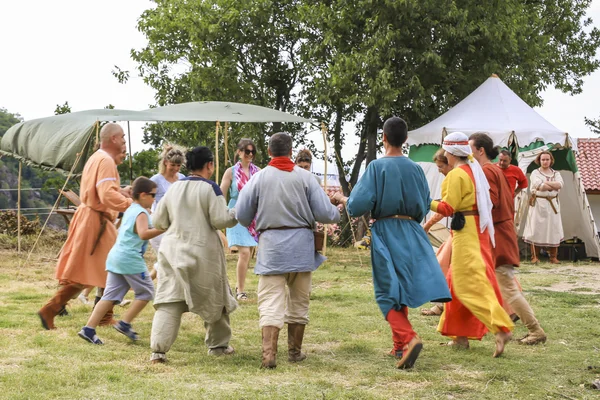 Performing medieval dance – Stock Editorial Photo © nikolay100 #116948244
