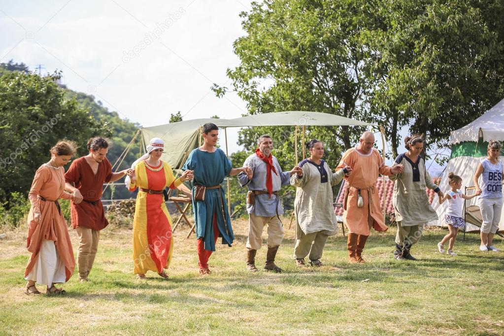 Performing medieval dance – Stock Editorial Photo © nikolay100 #116948244