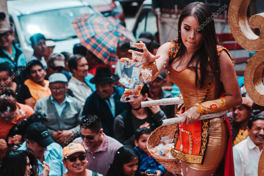 Guaranda, Bolívar, Ecuador; 27 de febrero de 2020.Una mujer en un ...