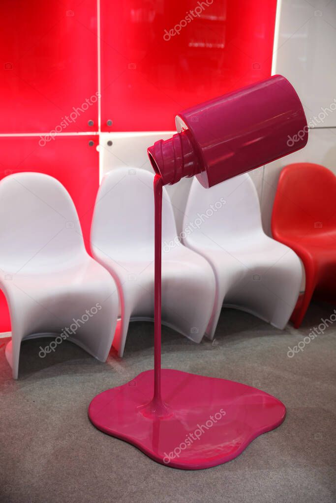 Lata de filtración de pintura que se convierte en un charco, unida de ...