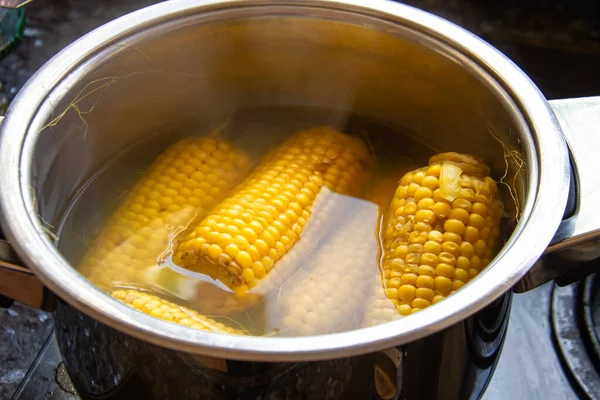 Corn boiling water Stockfotos, lizenzfreie Corn boiling water Bilder ...