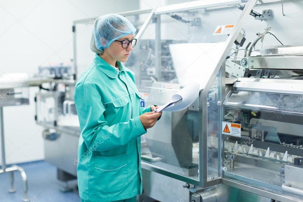 el operador controla la máquina en el trabajo de fábrica 2022