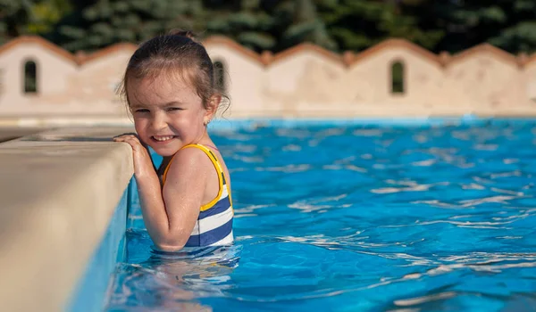 Kleines mädchen im pool Stockfotos, lizenzfreie Kleines mädchen im pool ...