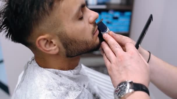 The master makes the contour of the haircut. Mens haircut in a ...