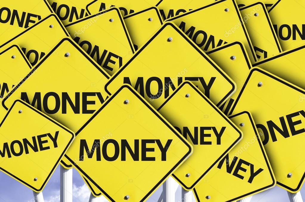 Dinero escrito en múltiples señales de tráfico 2023