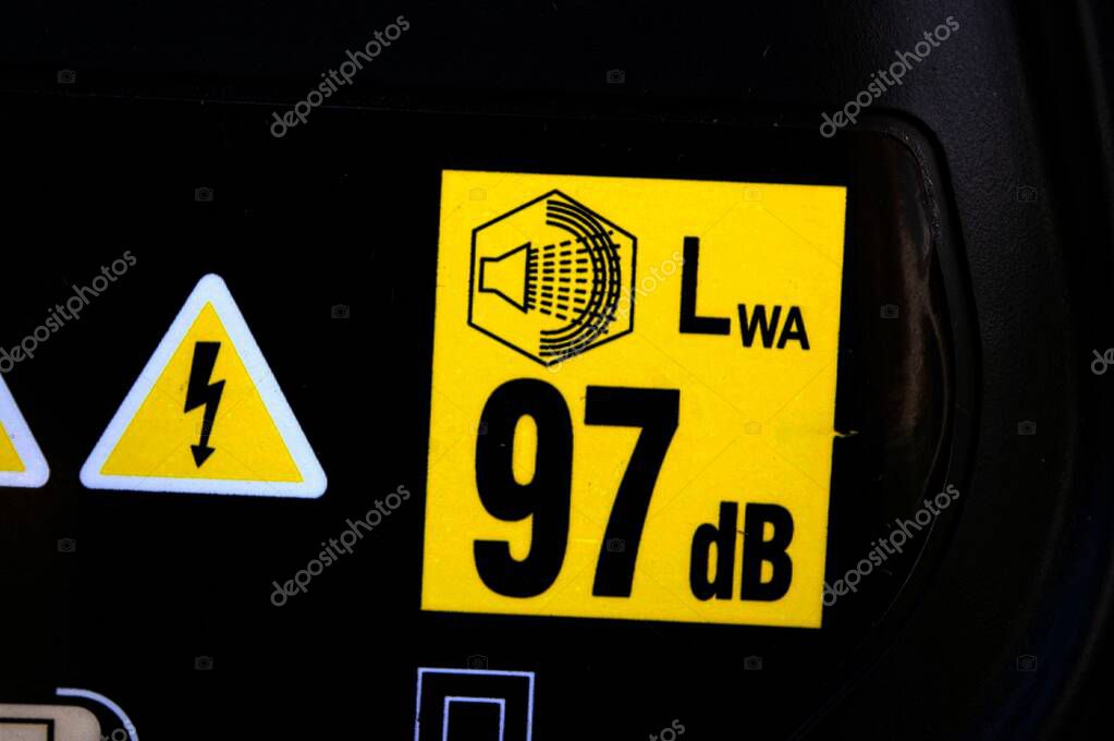 Pegatina con advertencia de 92 decibelios. Conceptos de contaminación ...