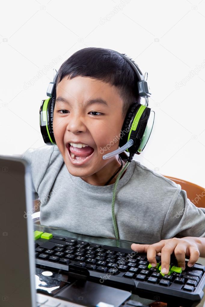 Asiatiska barn spela dataspel med skrek ansikte — stockfoto © Siwasan ...
