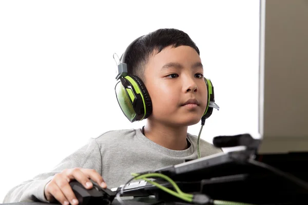 Asiatiska barn spela dataspel med skrek ansikte — stockfoto © Siwasan ...