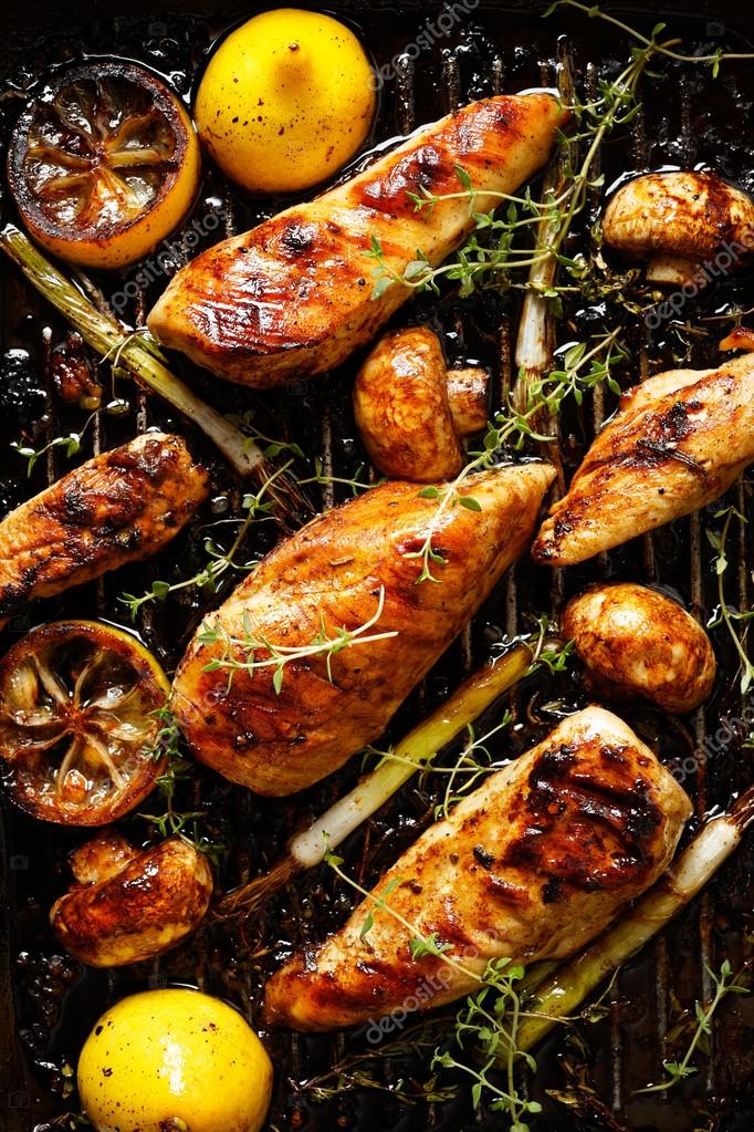 Pechuga de pollo a la parrilla con verduras en una marinada de limón ...