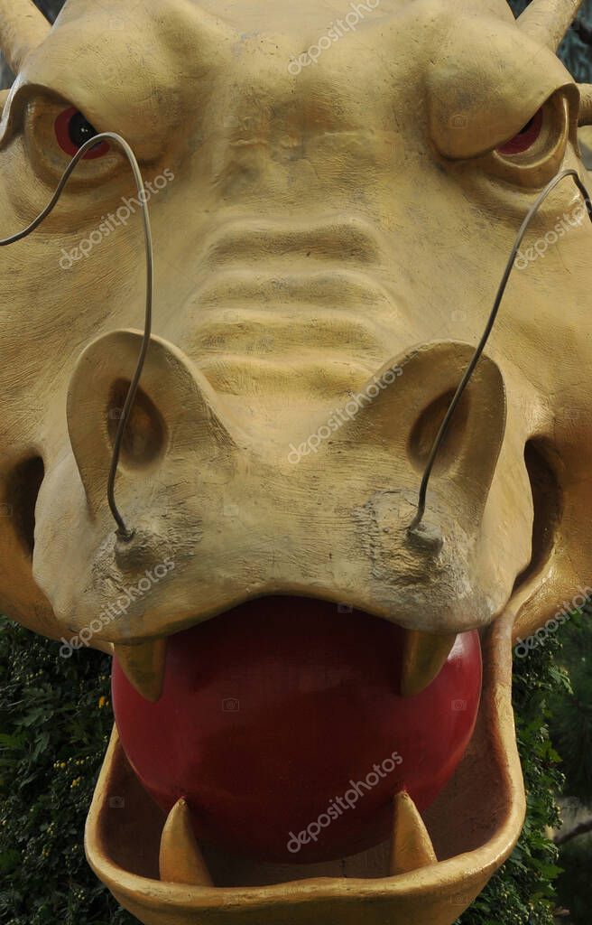 Un títere de dragón coreano tradicional que simboliza la buena fortuna ...