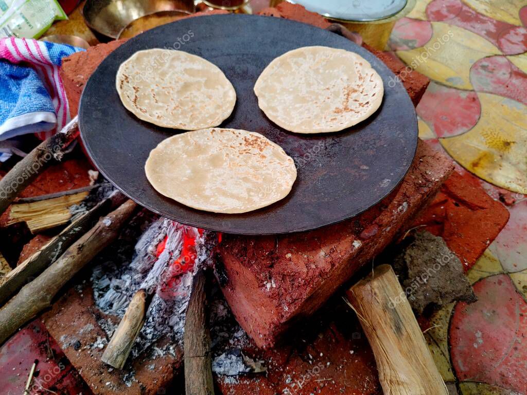 Hacer roti en un Tava o sartén o leña o una estufa de ladrillo, cocina ...