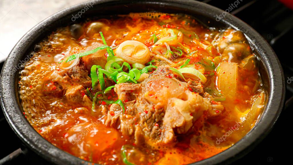Sopa de rabo. Sopa servida al estilo de la cocina surcoreana. 2022