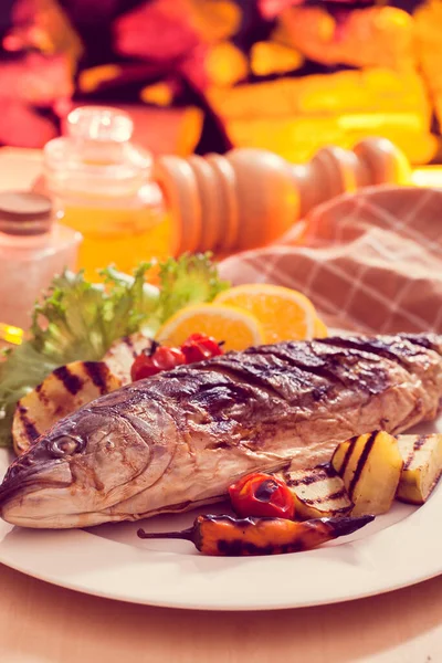 Pescado asado en barbacoa Stock Photos, Royalty Free Pescado asado en ...