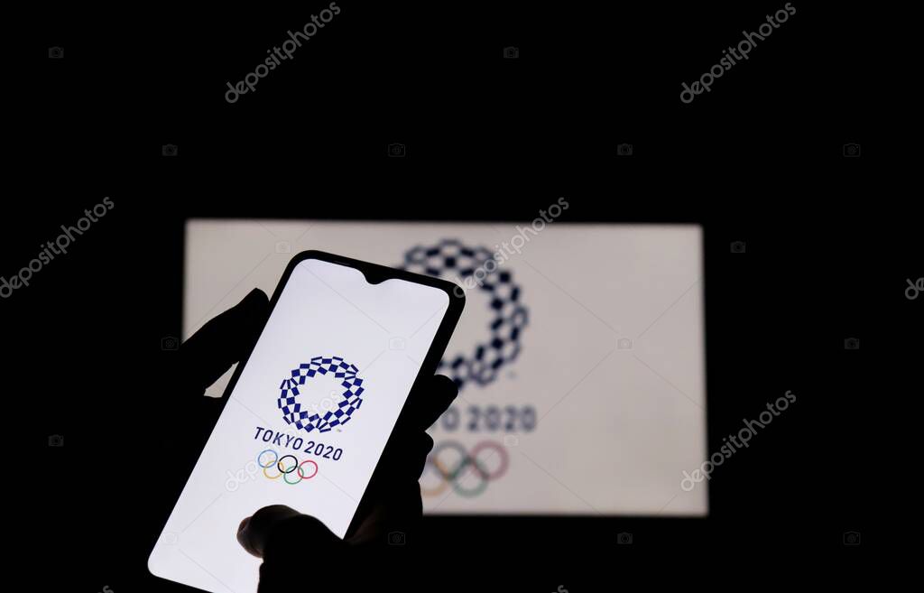 Bahia, Brasil - 26 de julio de 2021: Persona que sostiene el tel fono inteligente con el ...