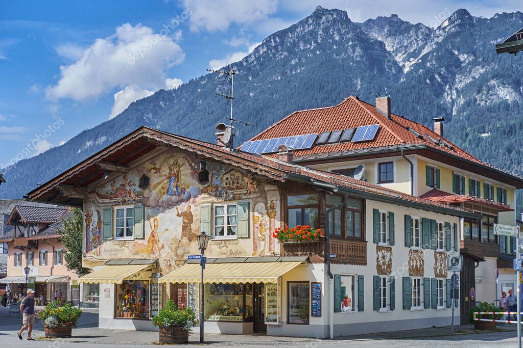 Garmisch-Partenkirchen, Baviera / Alemania - 20 de septiembre de 2020: Hermosa casa colorida en ...