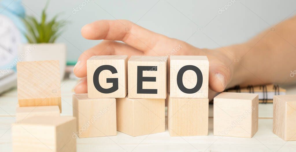 Un bloque de madera con la palabra GEO un microformato para marcar ...