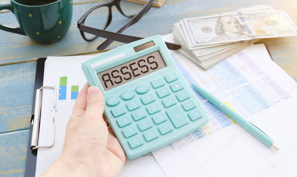 El concepto de negocio y finanzas. Sobre la mesa est n los gr ficos financieros y una ...