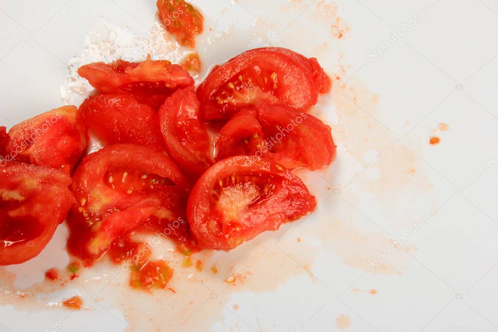 Los tomates blanqueados sobre blanco. Tomates finamente picados. Pulpa ...